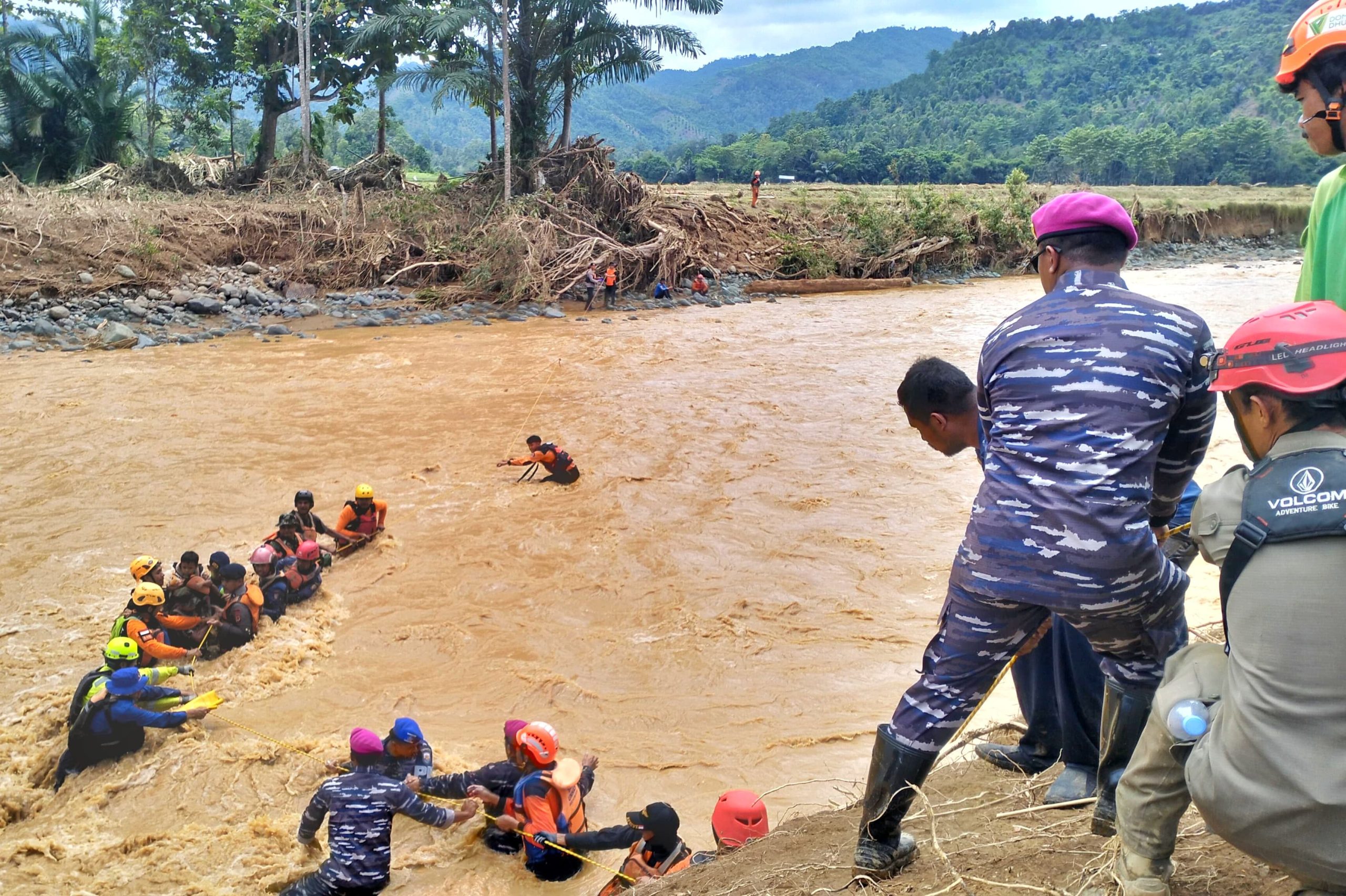 Memasuki Hari Ke 4 Prajurit Marinir Terus Cari Korban Banjir Dan Tanah